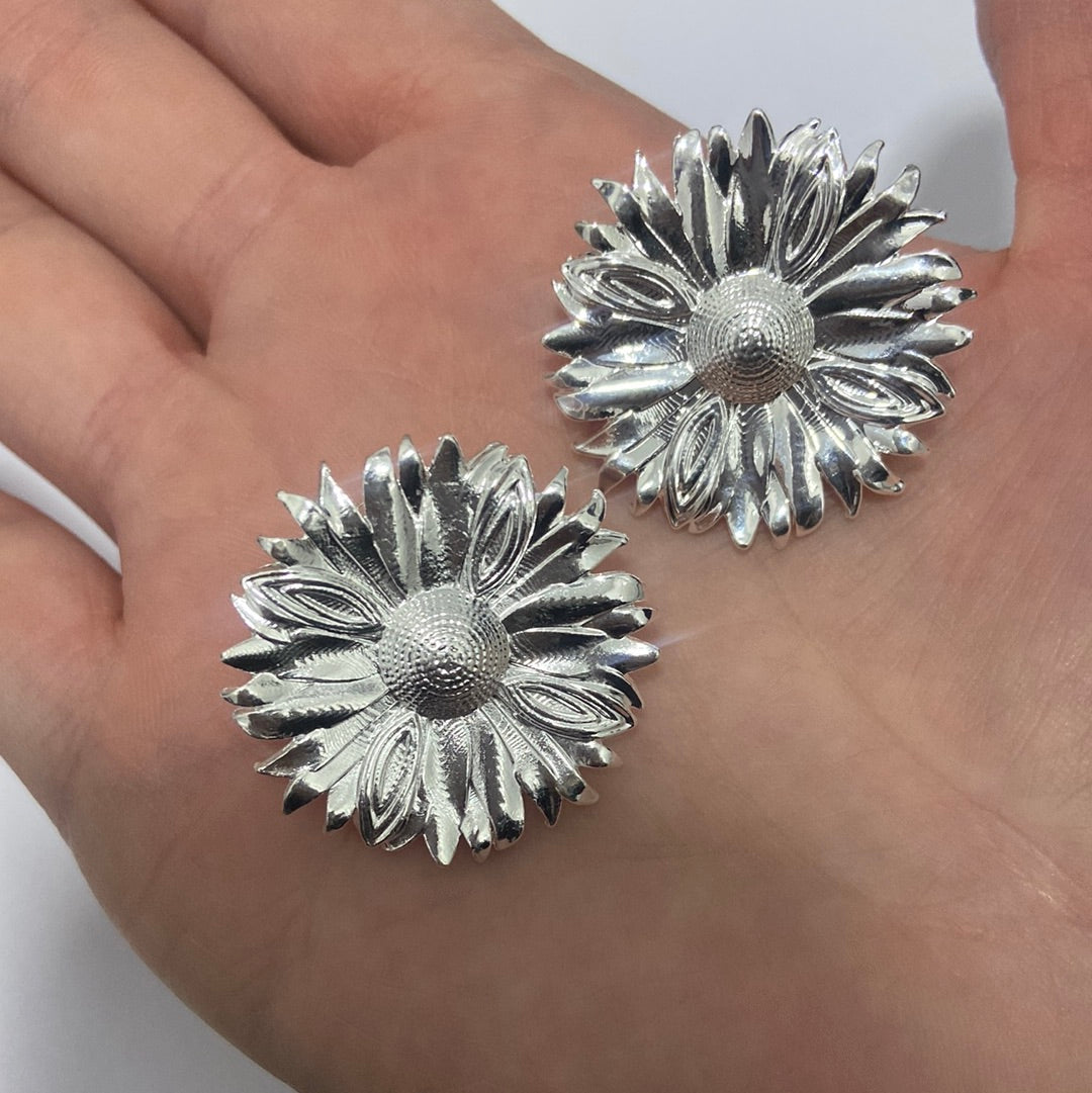 Aros Flores Plateadas – Tienda Productos del Alma