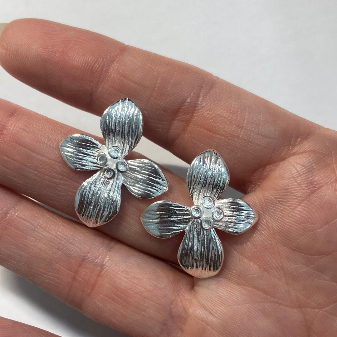 Aros Flores Plateadas – Tienda Productos del Alma